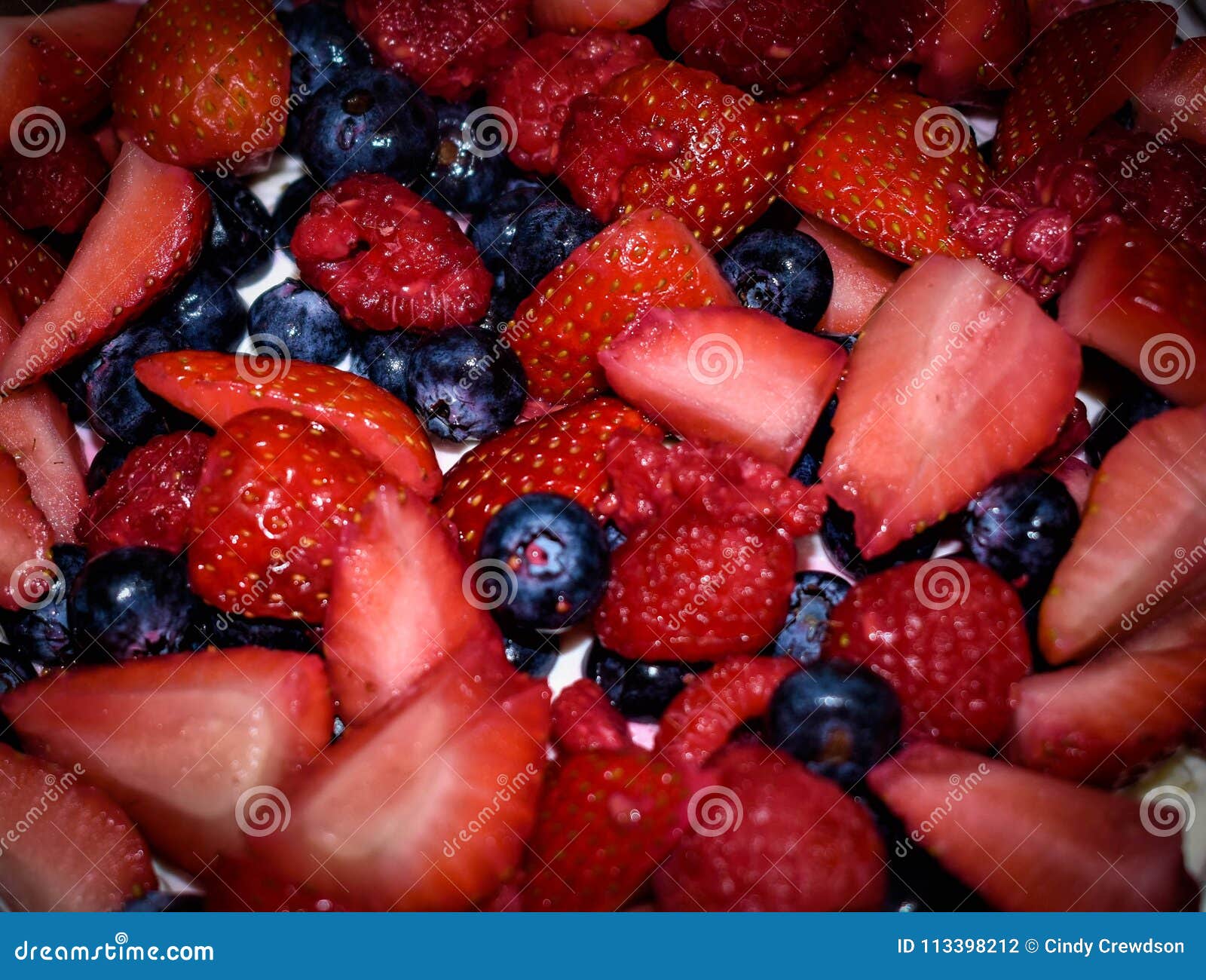 Strawberrie, Myrtilles, Framboises En Couleurs Photo stock - Image du ...