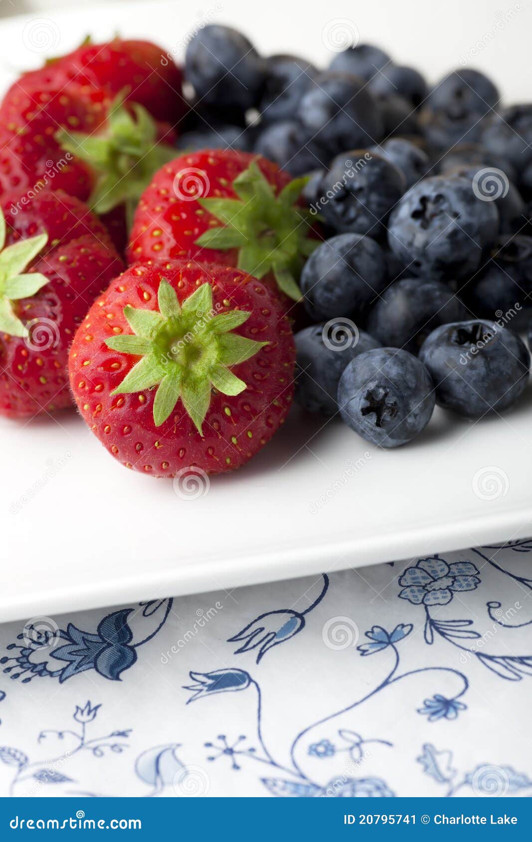 Strawberries and Blueberries Stock Image - Image of diet, fresh: 20795741
