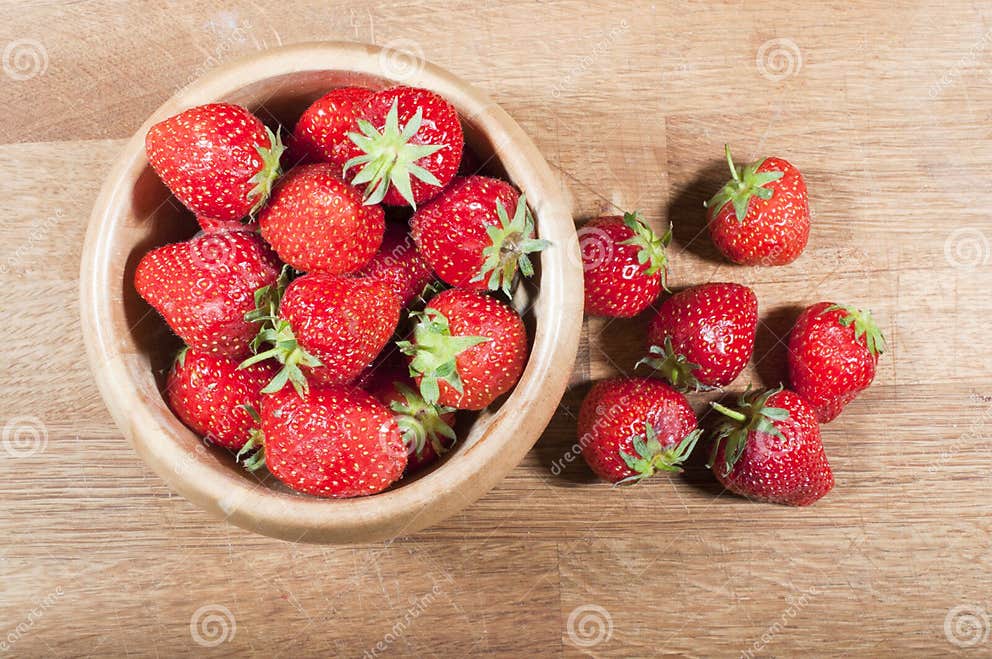 Strawberries on Chopping Board Stock Image - Image of strawberry, fresh ...