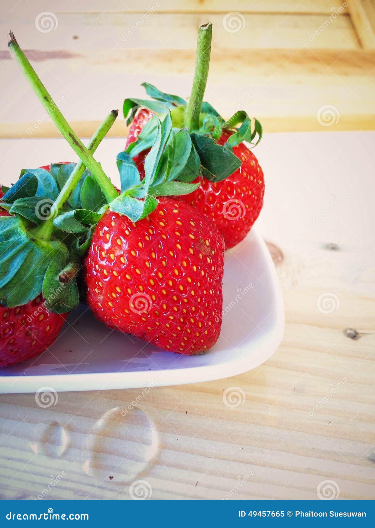 Strawberries on plate stock image. Image of green, dessert - 49457665