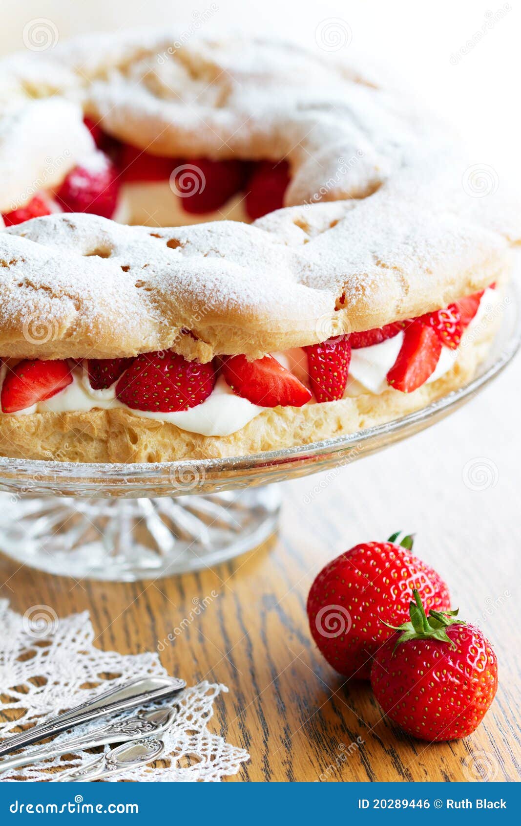 Strawberry Choux Pastry Ring Stock Photo - Image of dessert, plate: 20289446