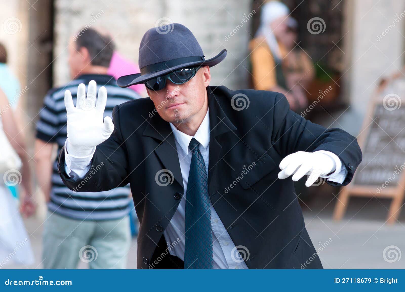 Street Artist - Agent editorial stock image. Image of black - 27118679