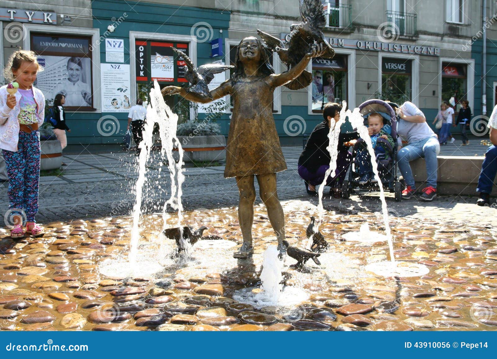 Street fountain editorial photo. Image of resting, fountain - 43910056