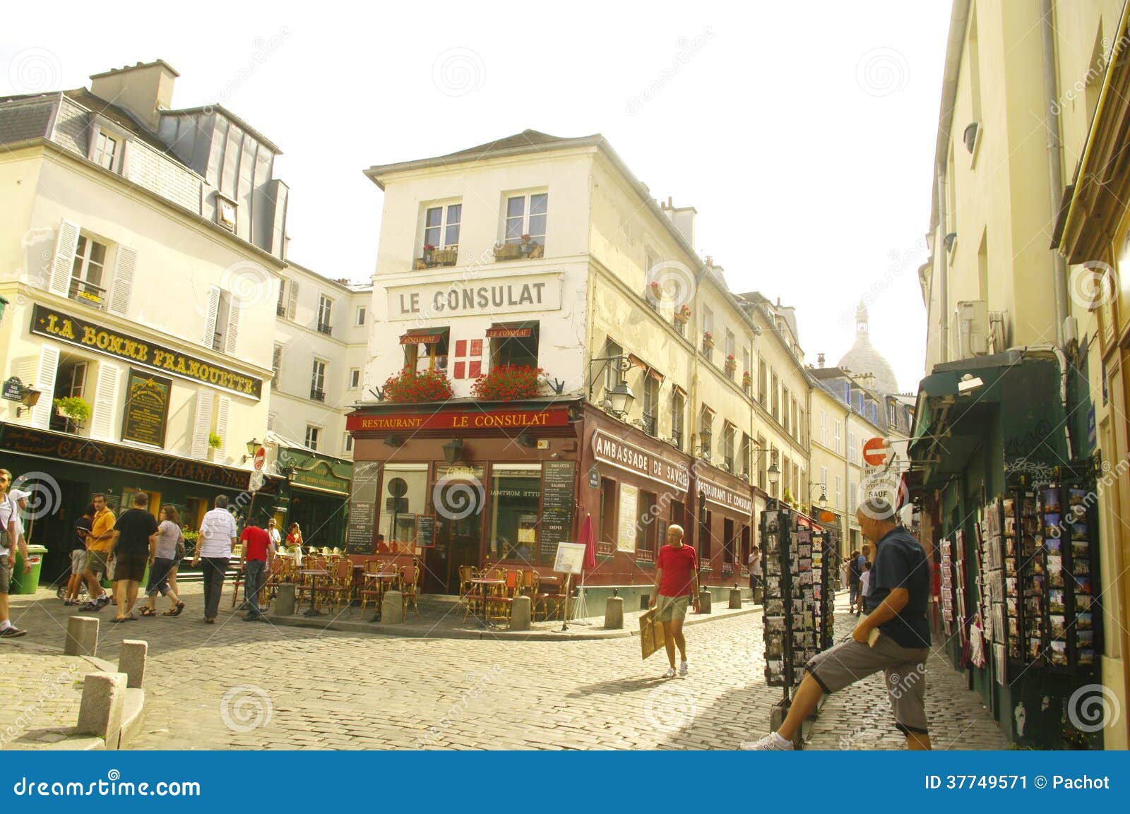 A Street in Montmartre of Paris Editorial Photo - Image of area, butte ...