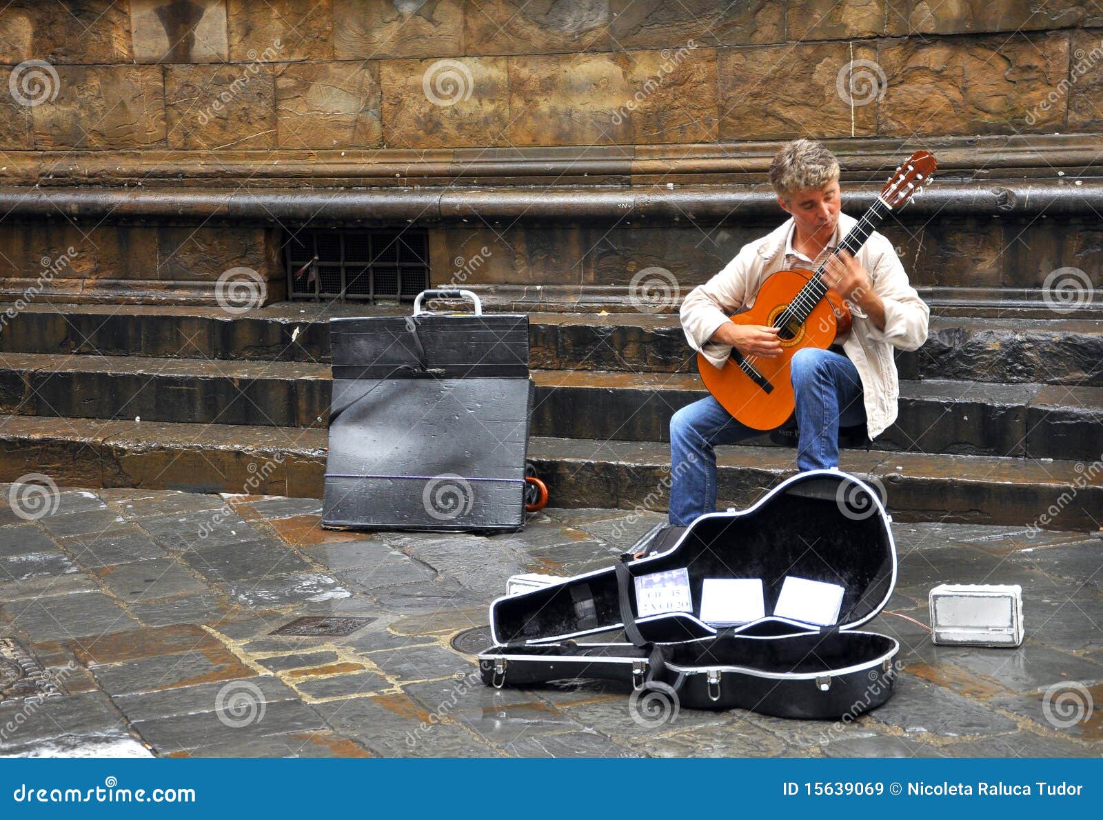 Street musician in Italy editorial stock image. Image of bridge - 15639069