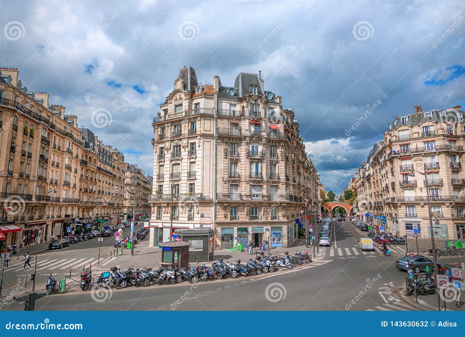 Street in Paris editorial photography. Image of road - 143630632