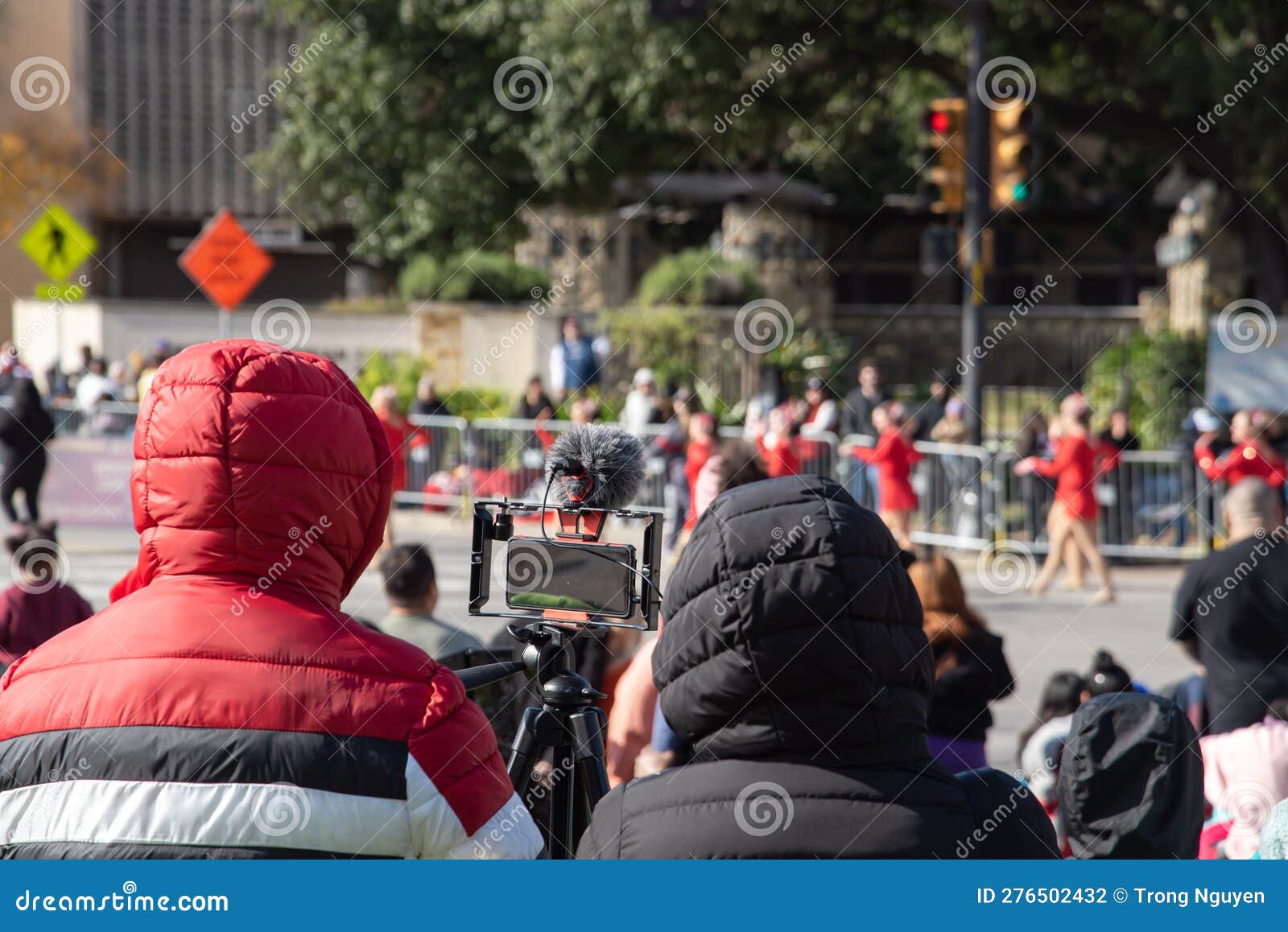 Street Performance with Crowded Group Audience and Vlogger Live ...