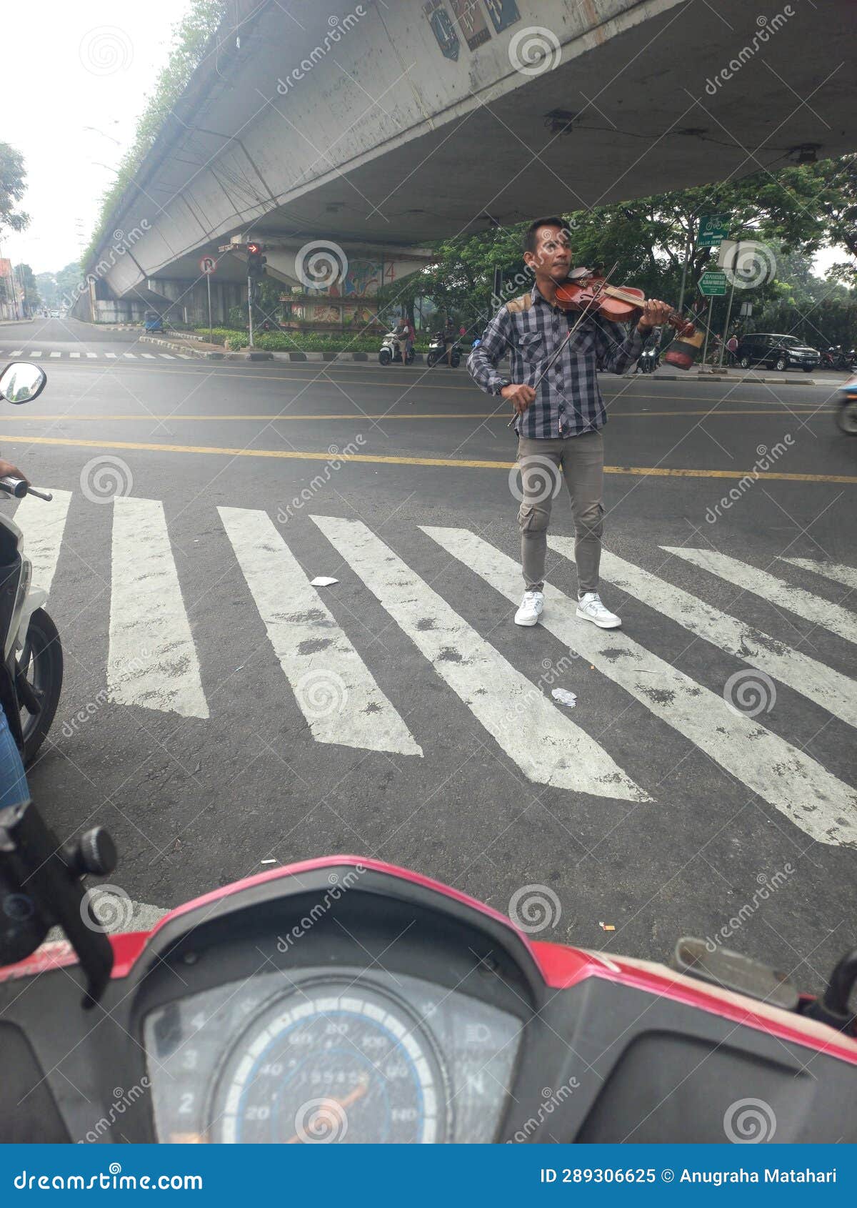 Red Light At The Intersection Of Simpang Kara Batam Indonesia Editorial ...