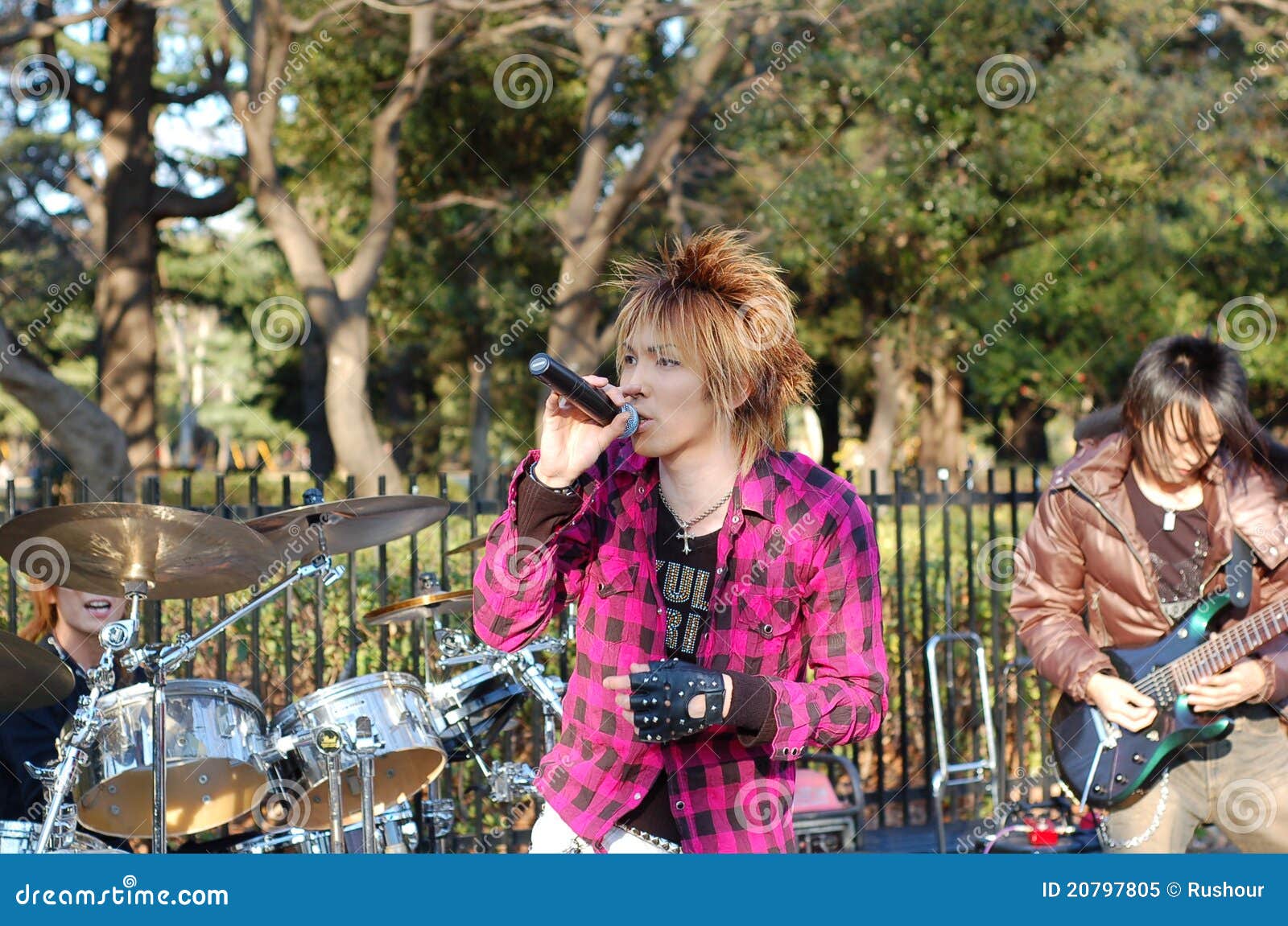 Street Performance in Tokyo Editorial Image - Image of singer, teen ...
