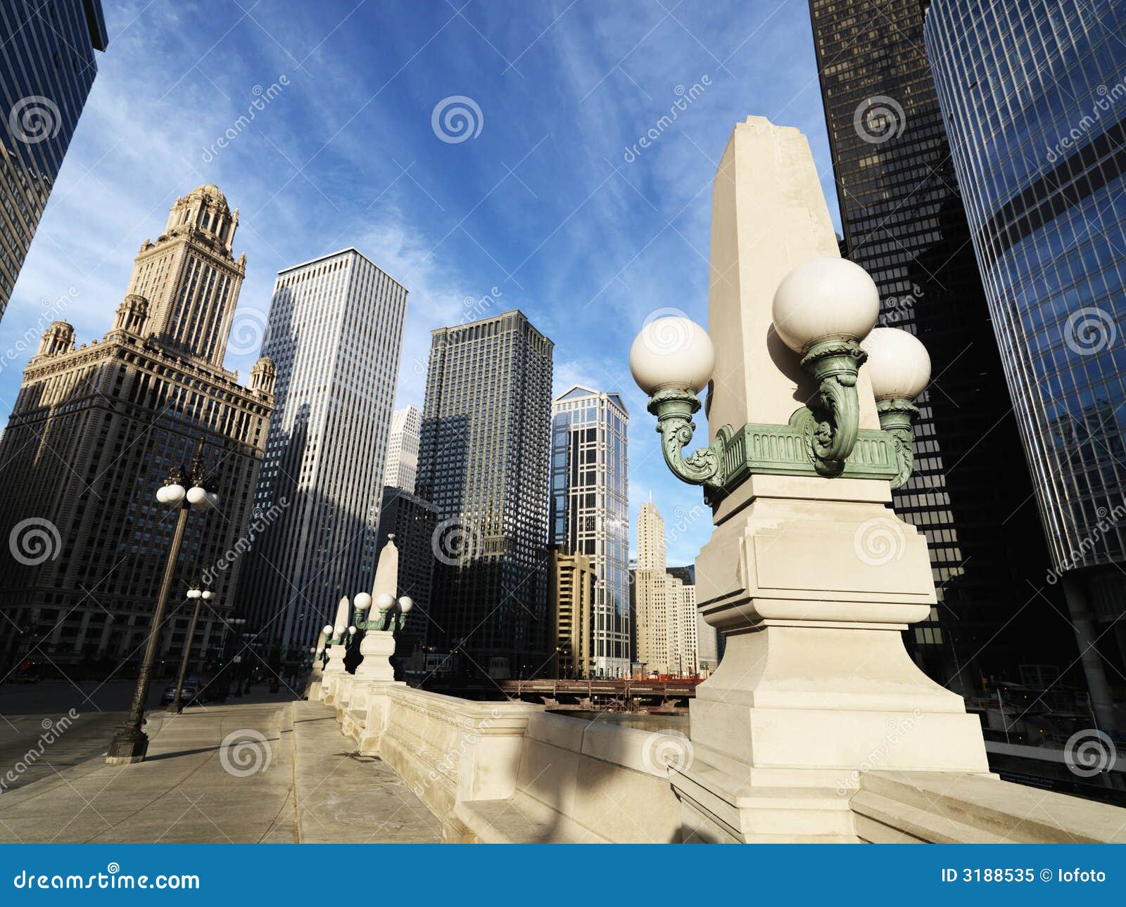 Street scene in Chicago stock image. Image of river, urban - 3188535