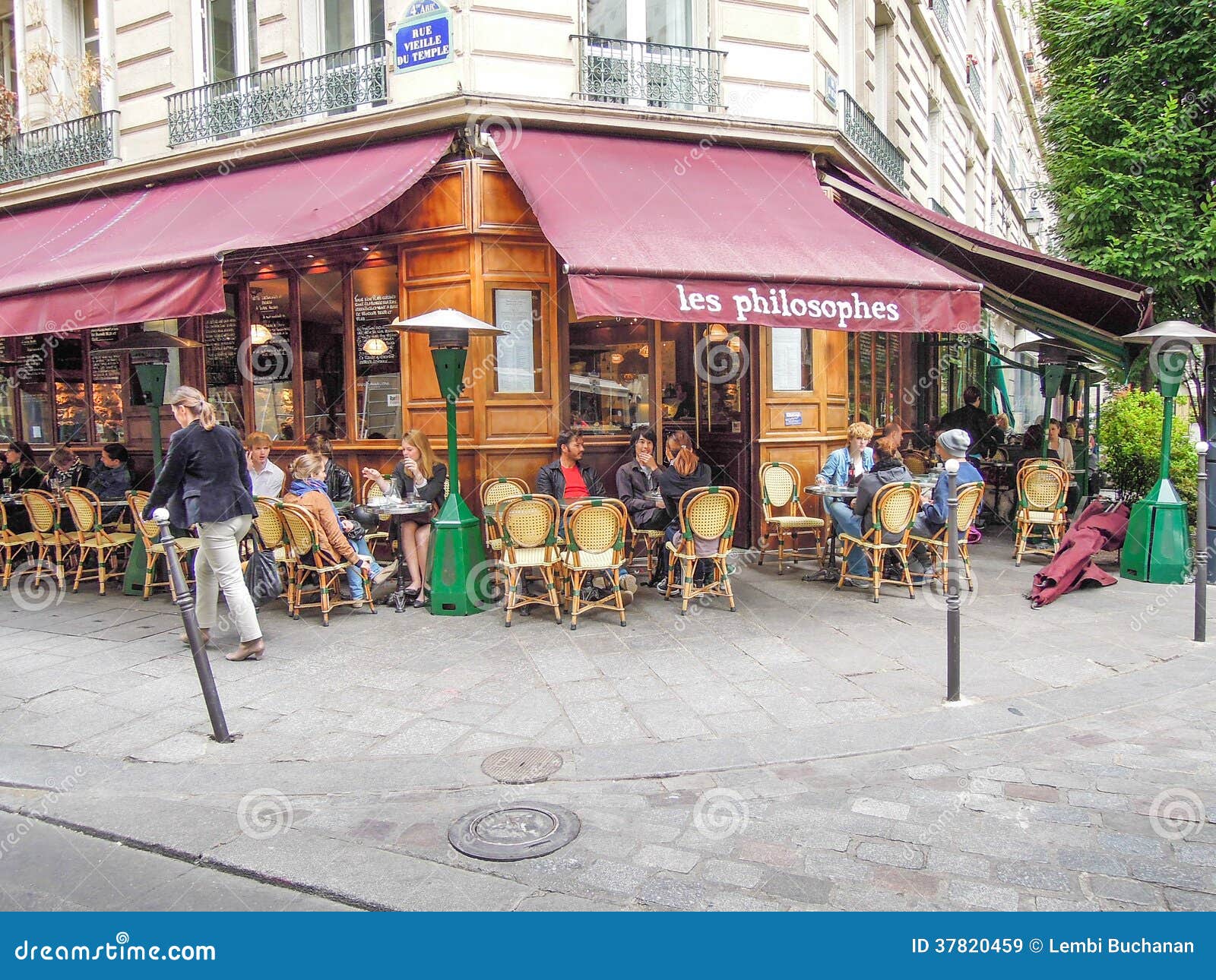 Street Scene in Paris editorial stock image. Image of people - 37820459