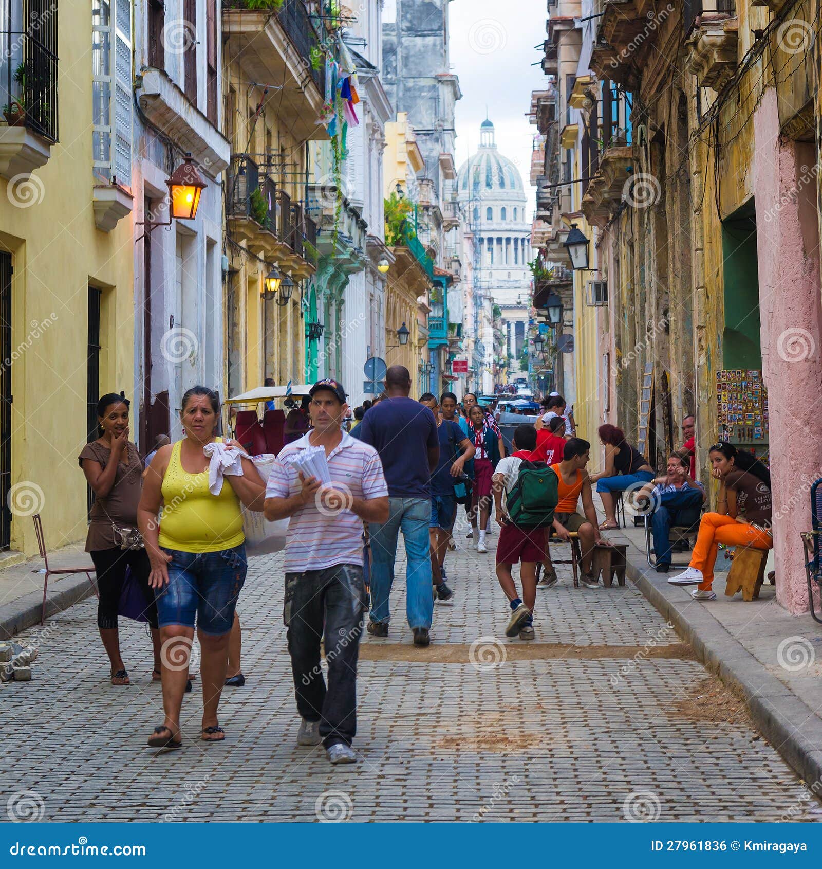 Street Scene with People in Old Havana Editorial Photo - Image of home ...