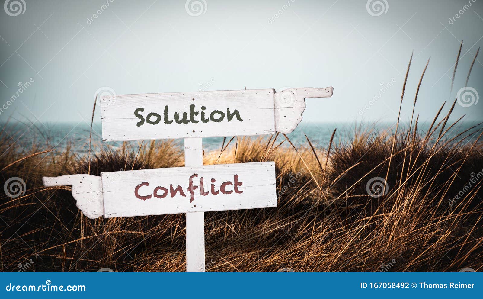 Street Sign Solution Versus Conflict Stockfoto - Bild von konflikte ...