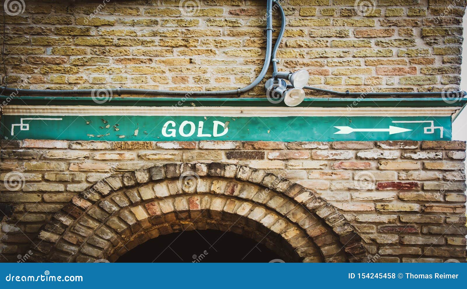 Street Sign to Gold stock photo. Image of sign, barrel - 154245458