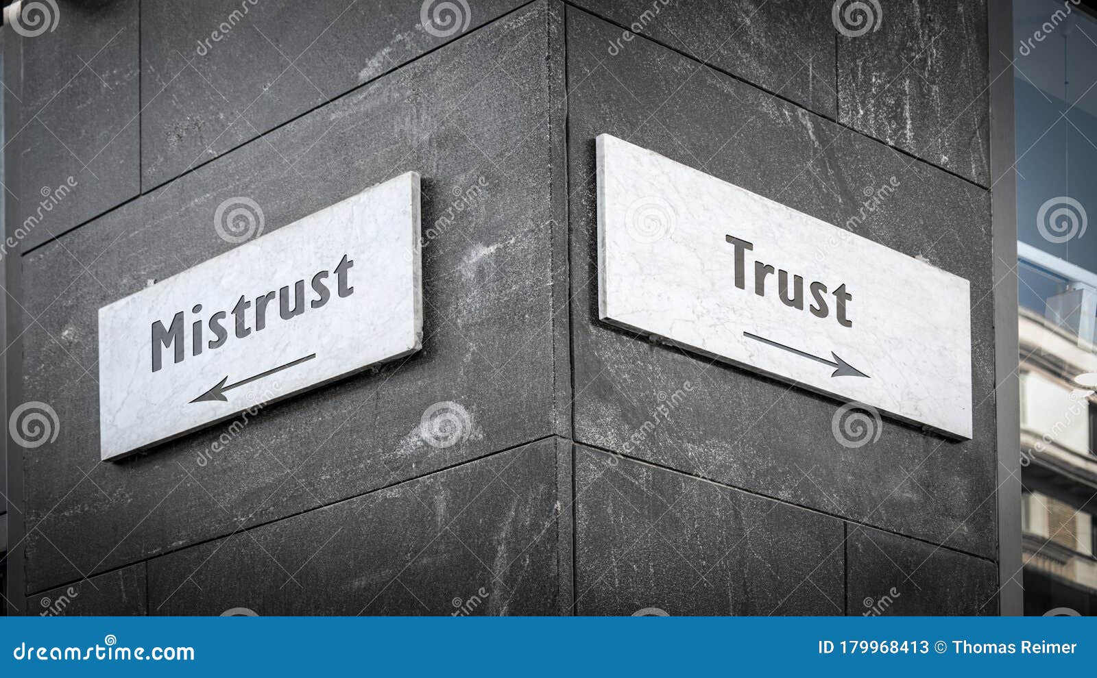 Street Sign To Trust Versus Mistrust Stockbild - Bild von fehler ...