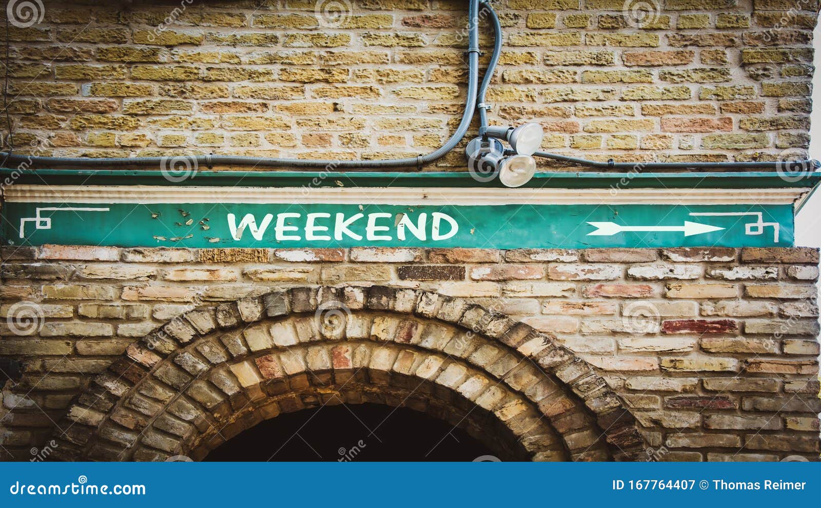 Street Sign to Weekend stockbild. Bild von zeit, wellness - 167764407