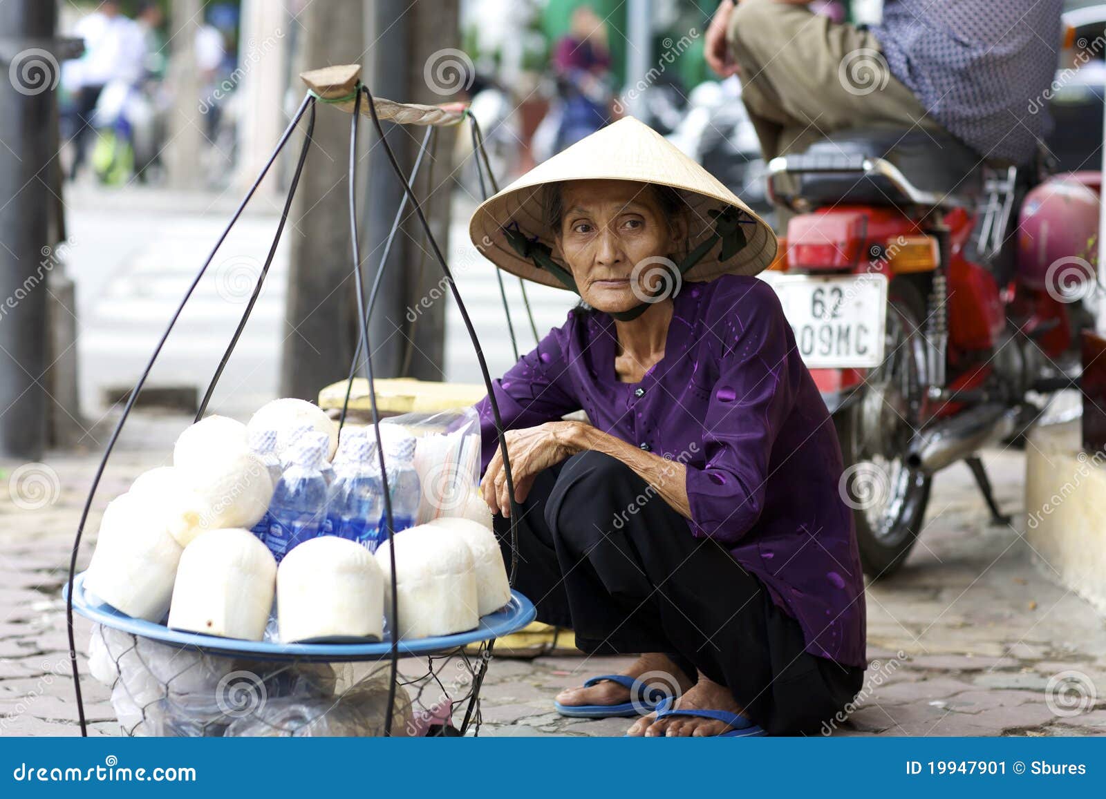 Street Vendor Vietnam editorial photo. Image of coconuts - 19947901