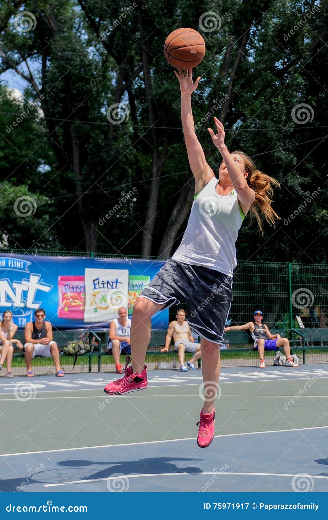 Streetball redactionele fotografie. Image of dunk, inspanning - 75971917