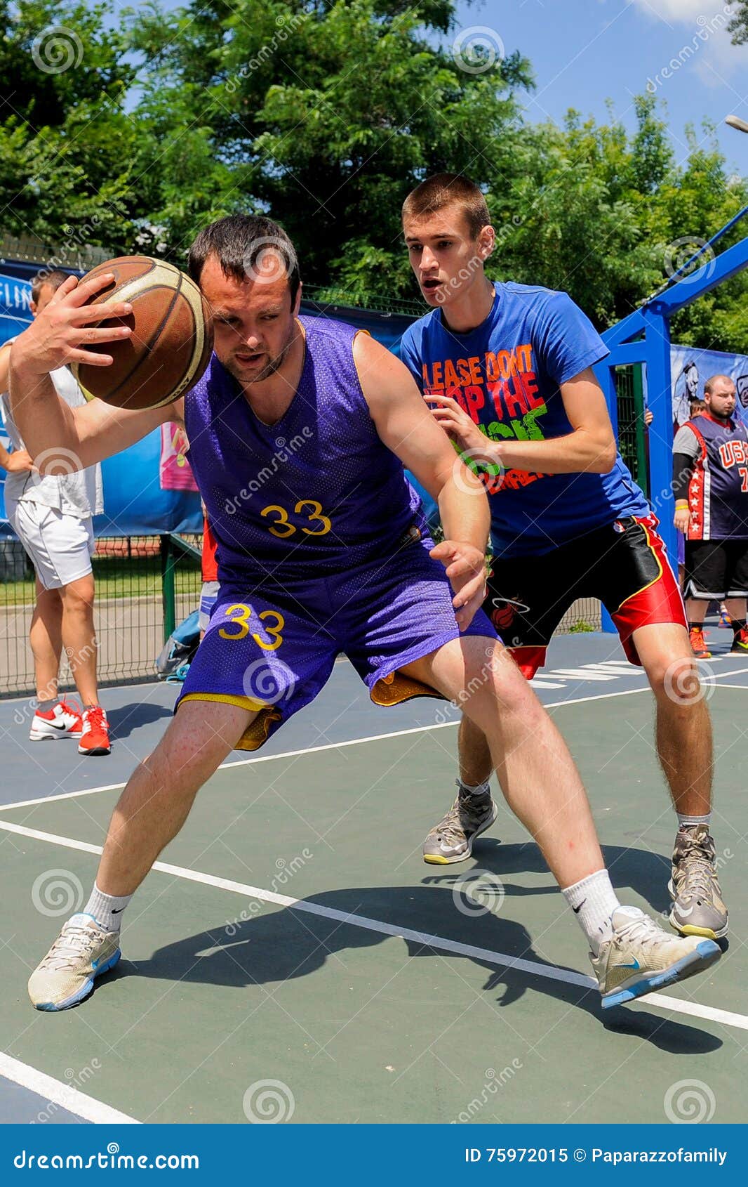 Streetball redaktionelles bild. Bild von spielen, erwachsener - 75972015