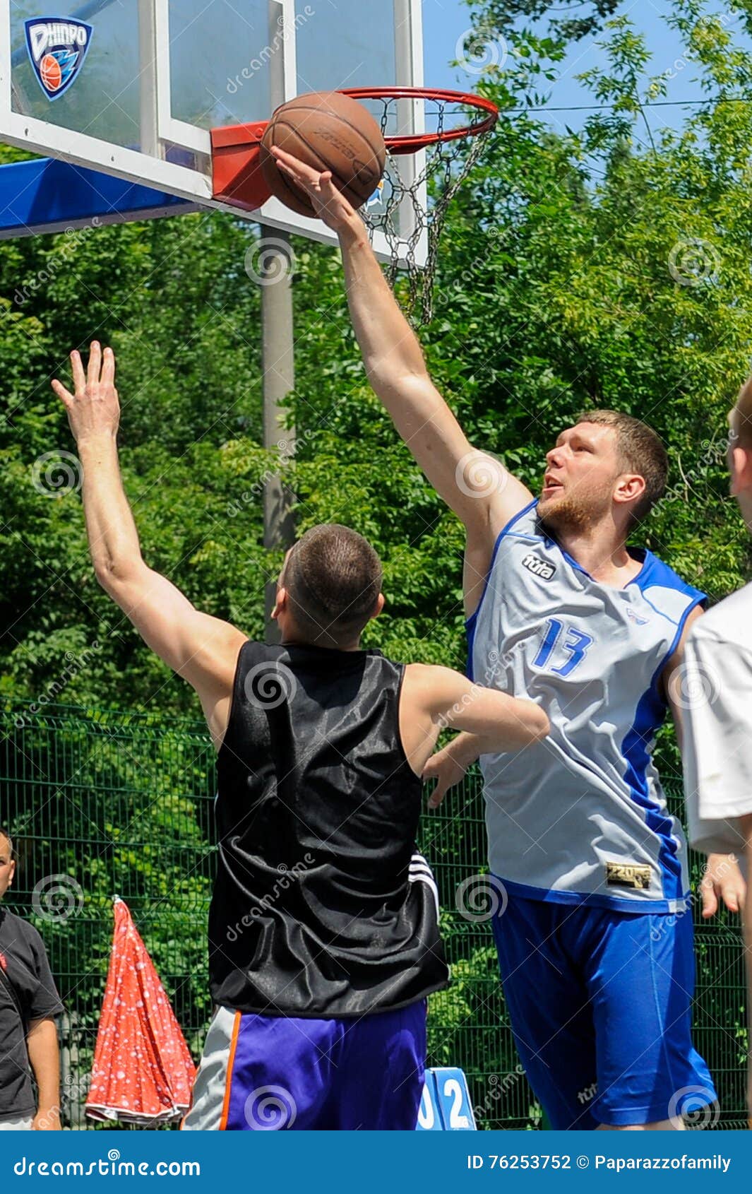 Streetball redaktionelles stockfotografie. Bild von becher - 76253752