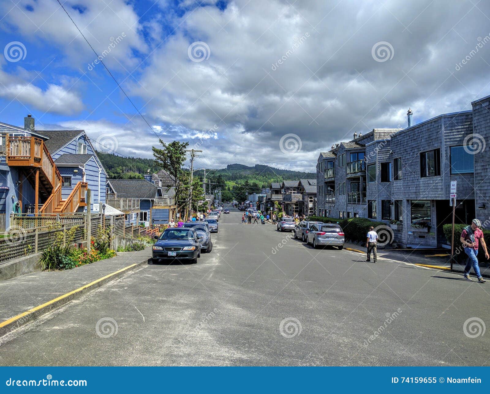Streets of Cannon Beach Oregon Editorial Image - Image of walking ...