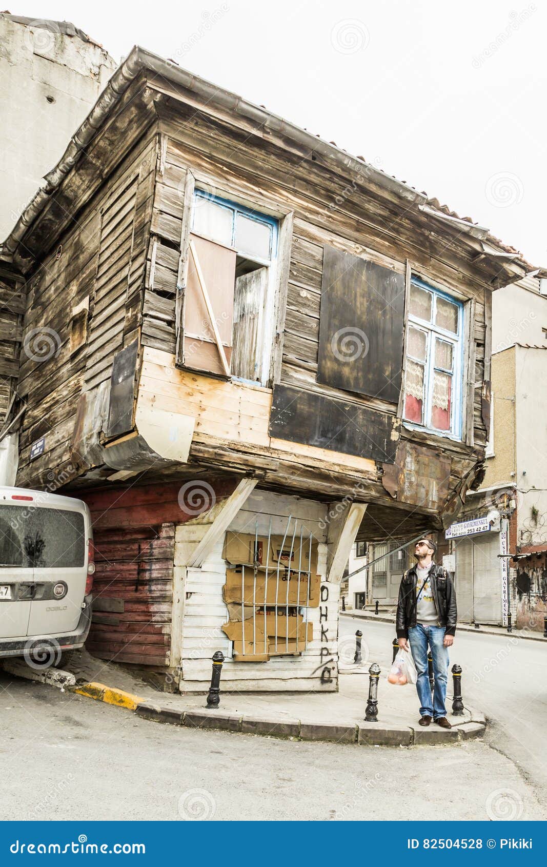 Streets of Istanbul editorial stock photo. Image of refugees - 82504528