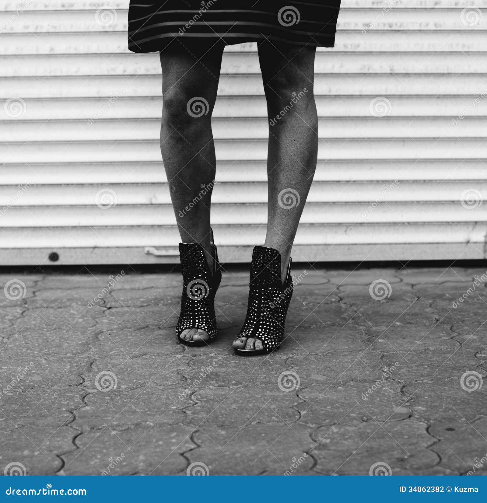 Streetwalker stock foto. Image of wijfje, stap, straat - 34062382