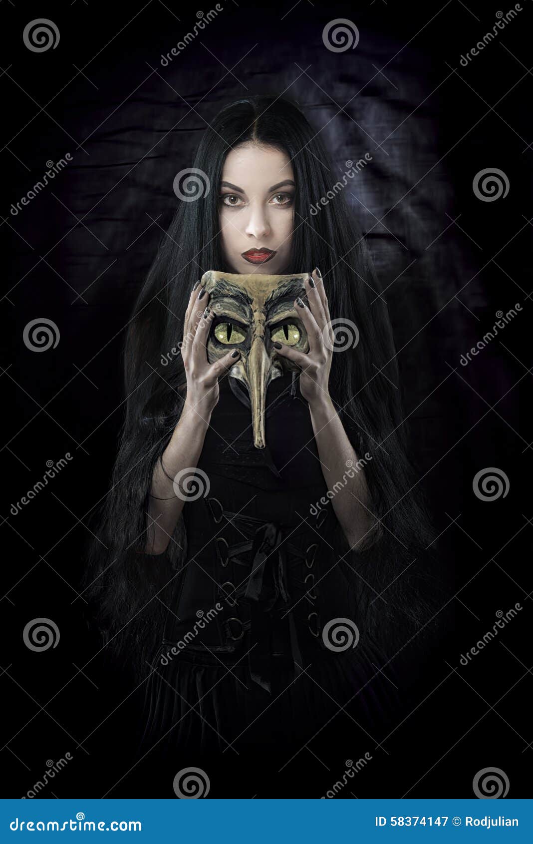 Strega Che Tiene Una Maschera Immagine Stock - Immagine di background ...