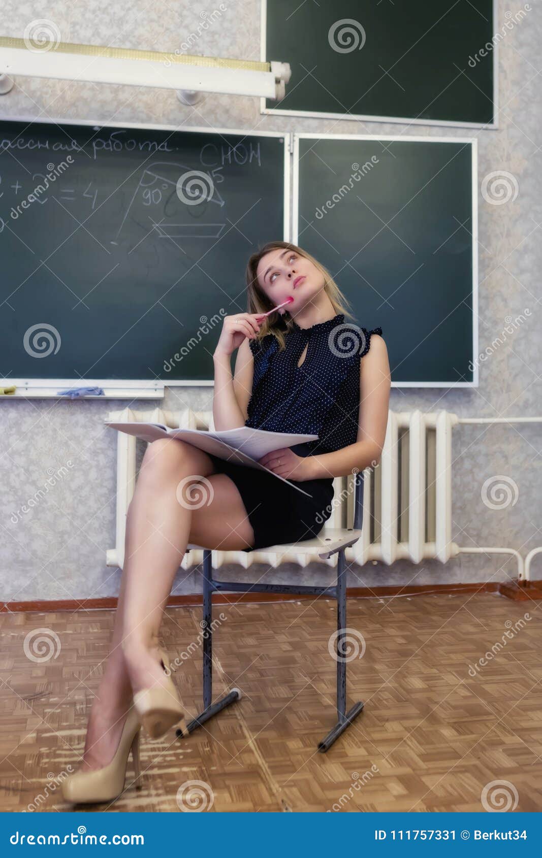 Strenger Junger Blonder Lehrer Sitzt Auf Einem Stuhl Der Ihre Beine
