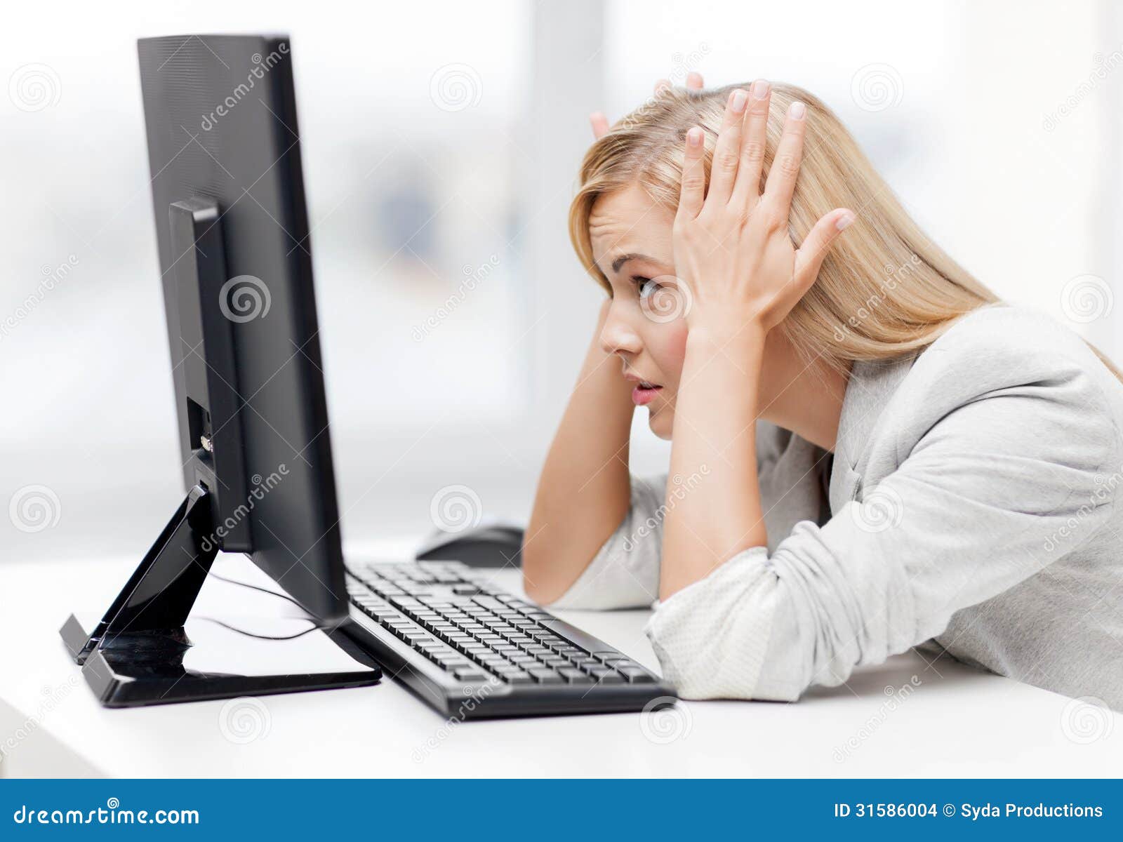 Stressad Kvinna Med Datoren Arkivfoto - Bild av lokal, företags: 31586004