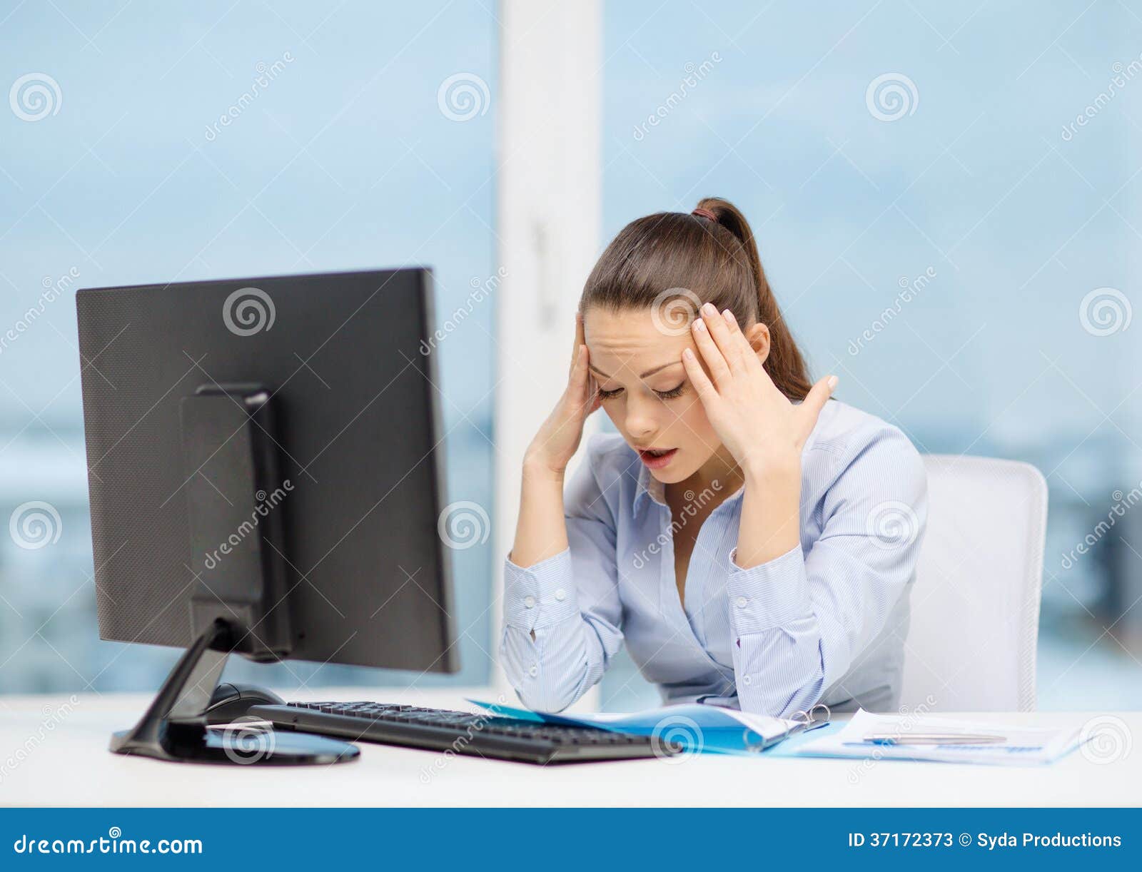 Stressad Kvinna Med Datoren Och Dokument Fotografering för Bildbyråer ...