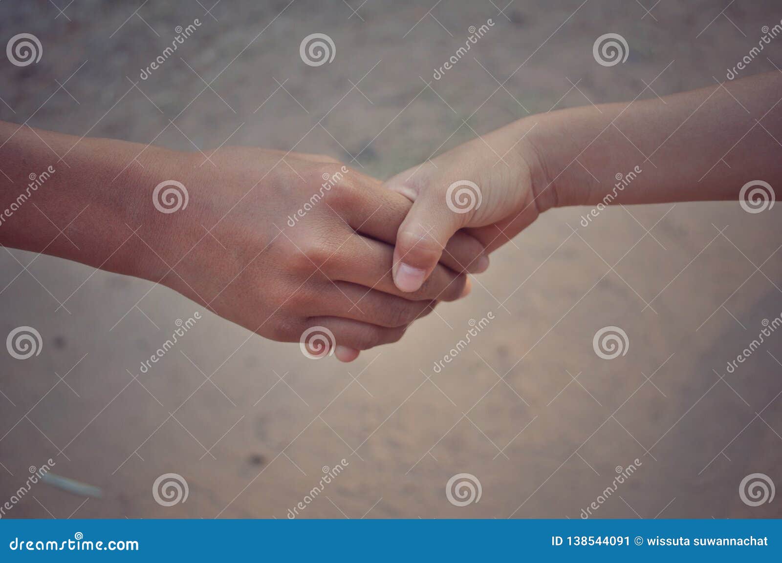 Stretta Di Mano Fra Due Mani Immagine Stock - Immagine di felice ...