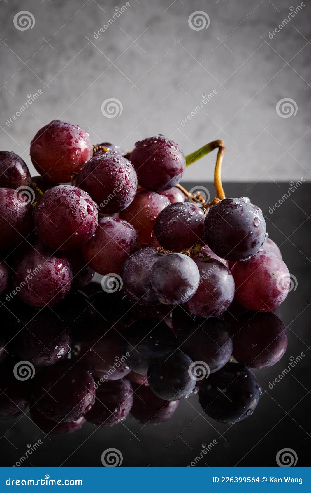 A String of Grapes on the Plate Stock Photo - Image of vitamine, wine ...