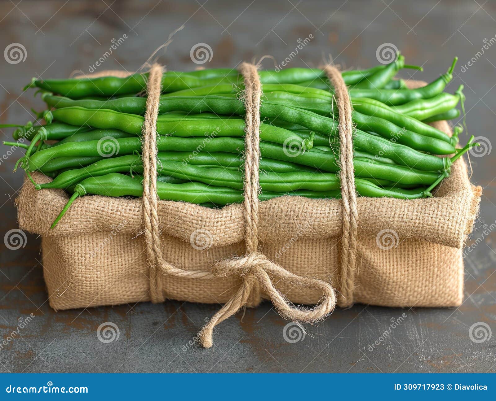 String Green Beans in a Box Stock Illustration - Illustration of ...