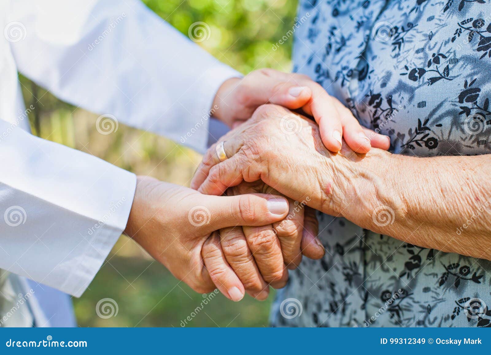 Stringere le mani anziane immagine stock. Immagine di stretta - 99312349