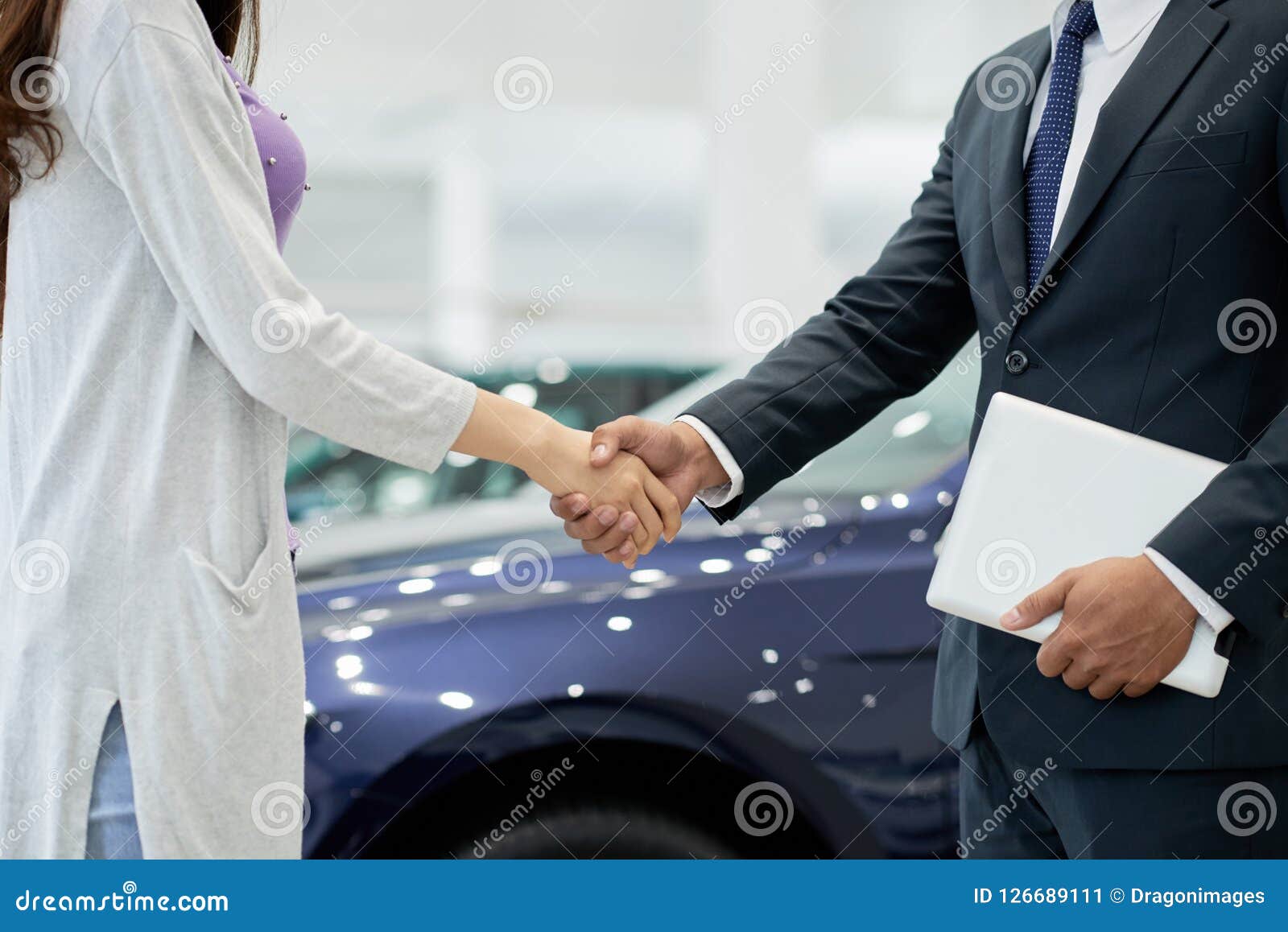 Stringere Le Mani Con Il Cliente Immagine Stock - Immagine di handshake ...