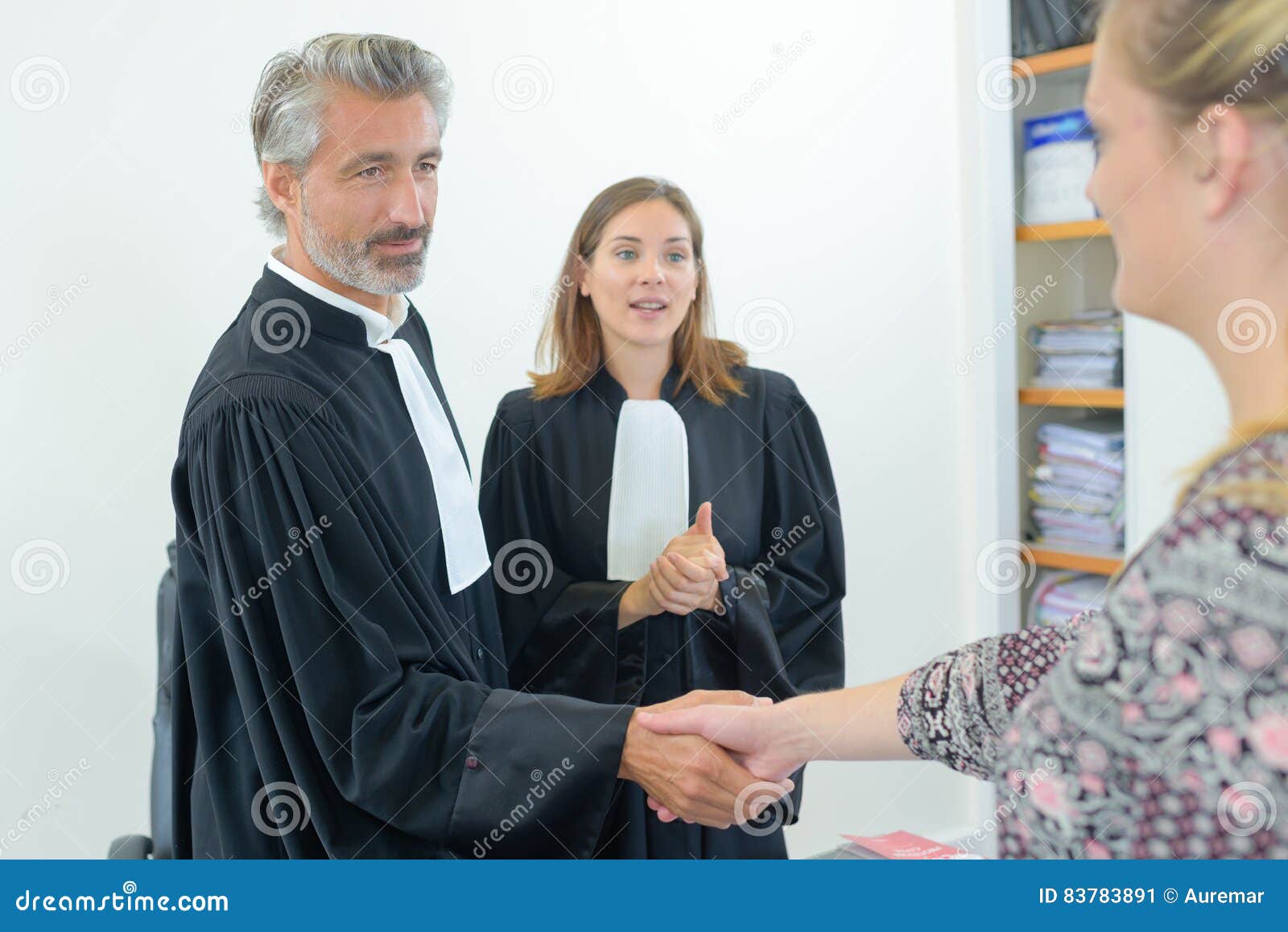 Stringere Le Mani Con Il Cliente Immagine Stock - Immagine di prova ...