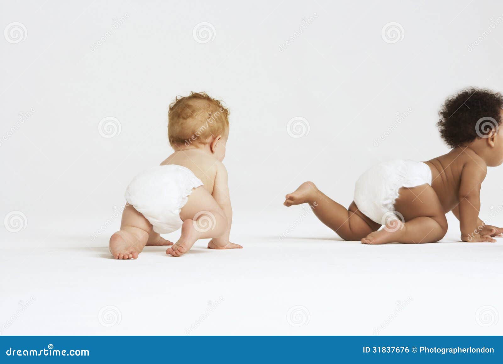 Strisciare dei neonati fotografia stock. Immagine di orizzontale - 31837676