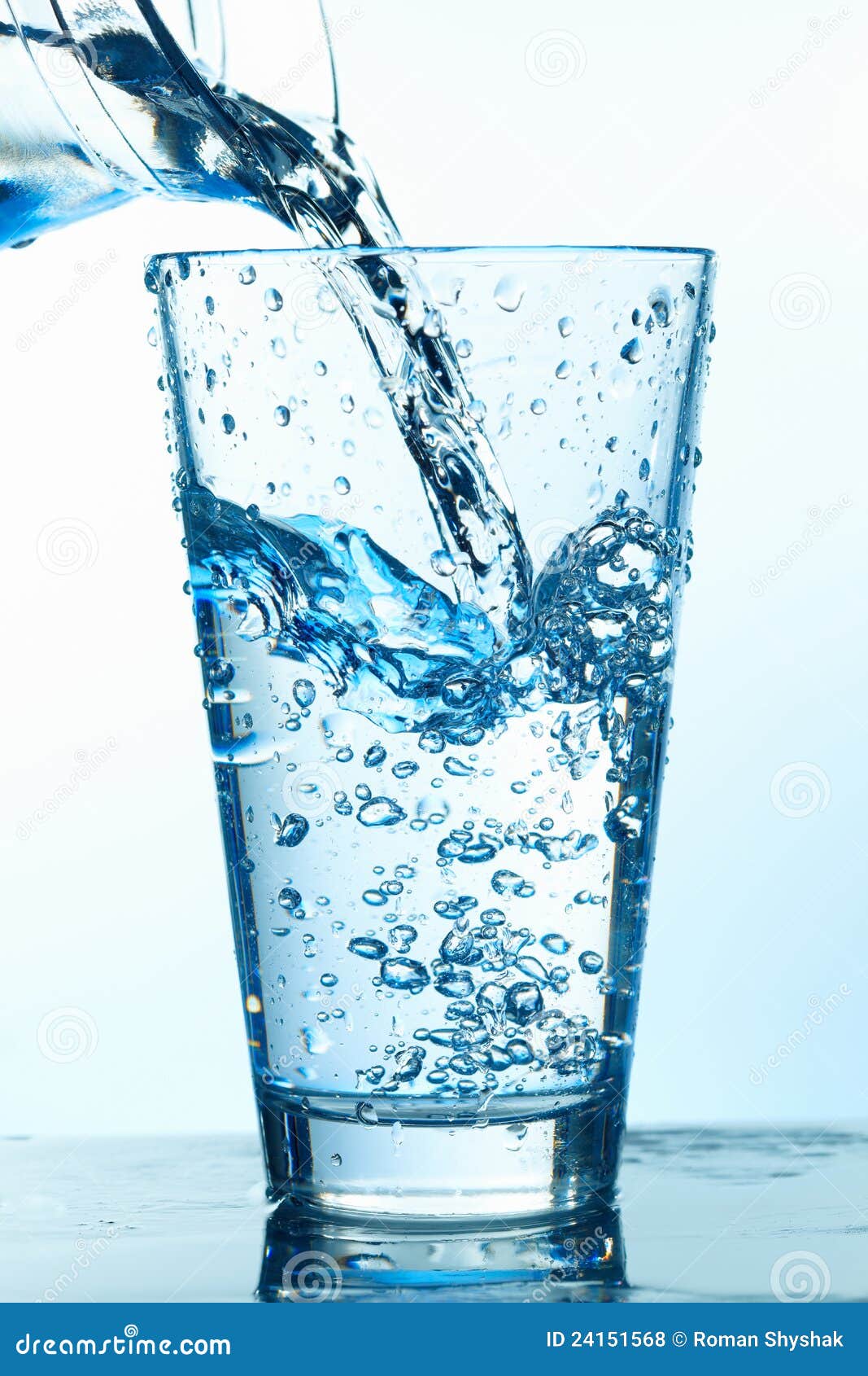 Strömendes Wasser Im Glas Mit Luftblasen. Lizenzfreie Stockfotos - Bild ...