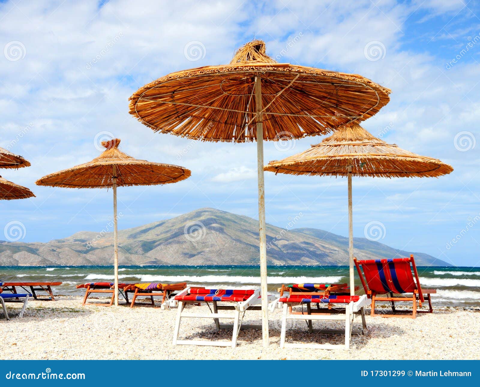 Stro Parasols Op Het Strand Stock Afbeelding - Image of parasols ...
