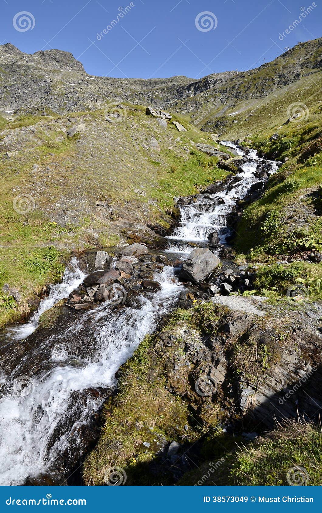 Strom in Den Alpen in Frankreich Stockbild - Bild von gras, grün: 38573049