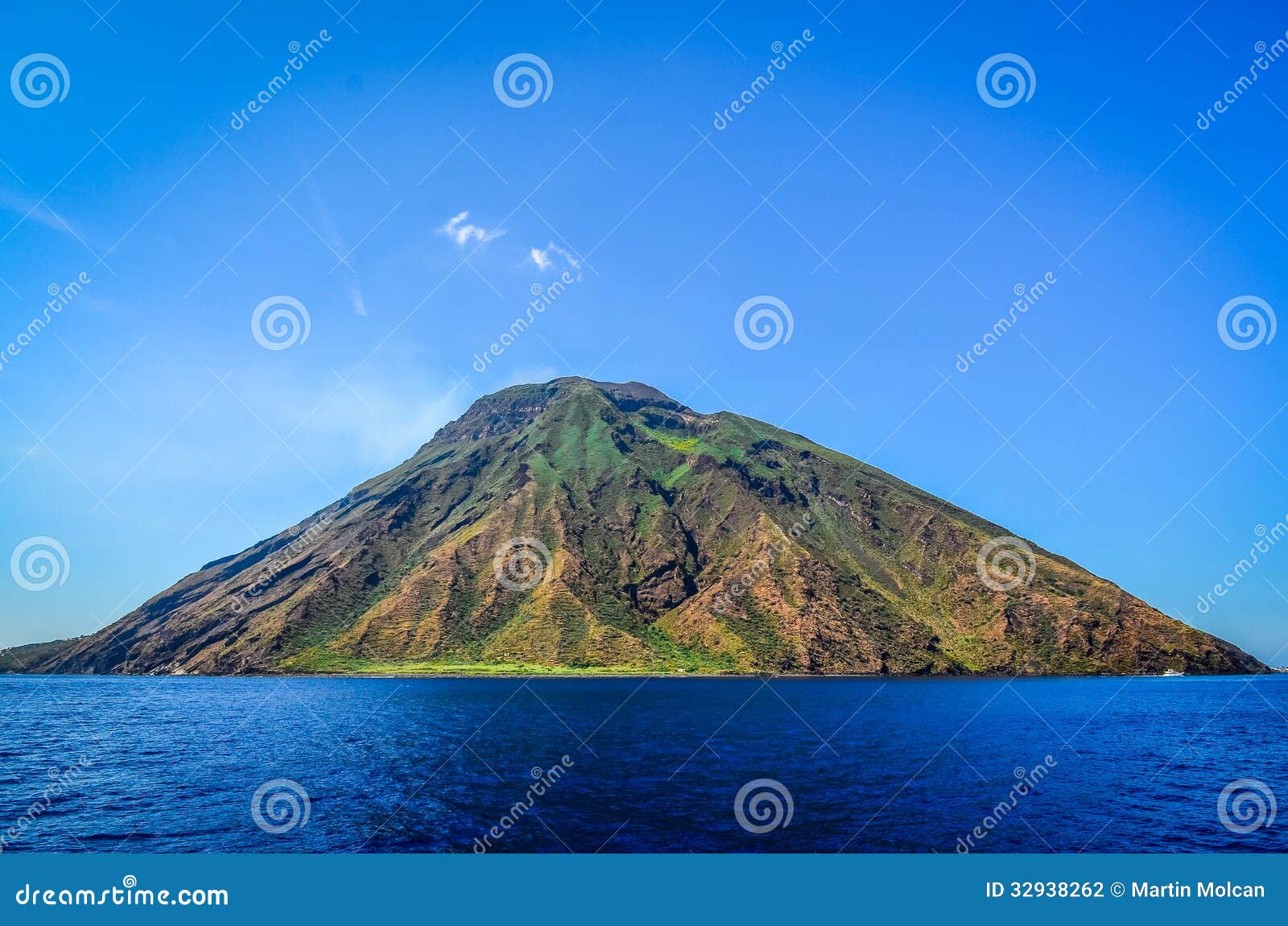 Stromboli-Vulkaninsel in Lipari Sah Vom Ozean, Sicil an Stockfoto ...