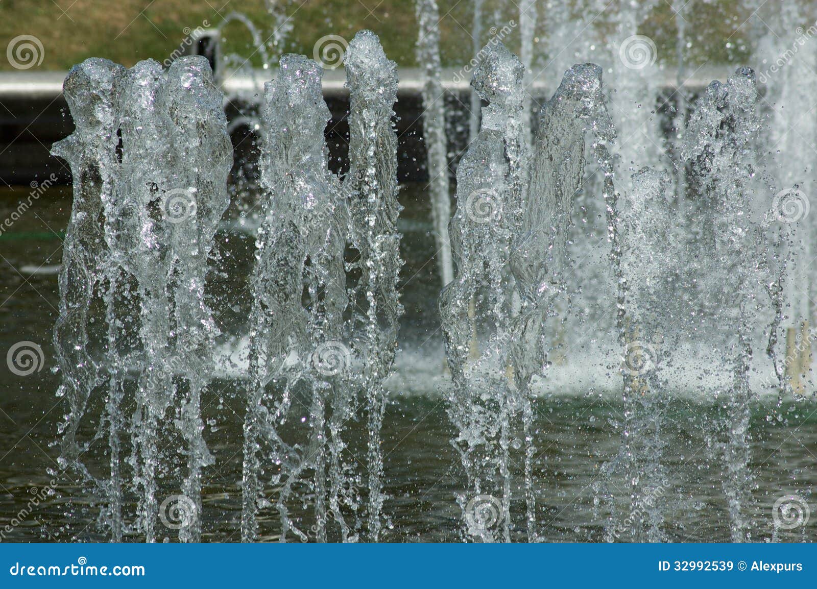 Stromen van water in park stock afbeelding. Image of zwart - 32992539