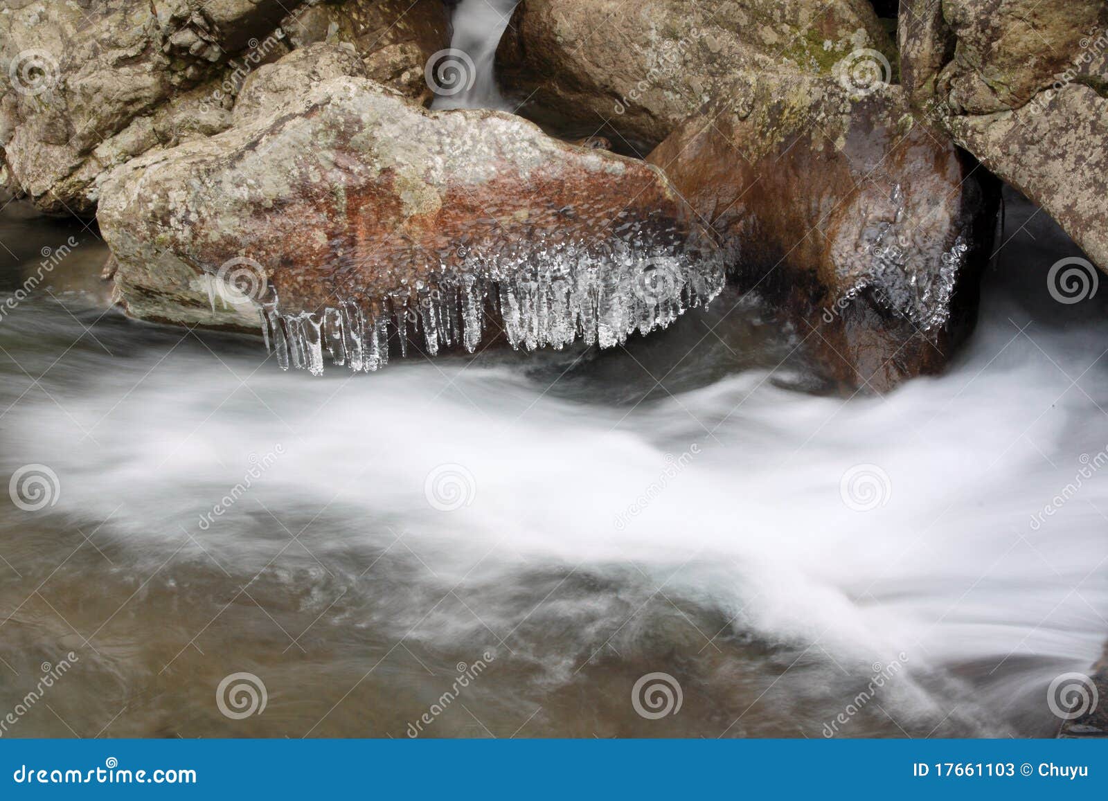 Stromend water en ijs stock afbeelding. Image of waterval - 17661103