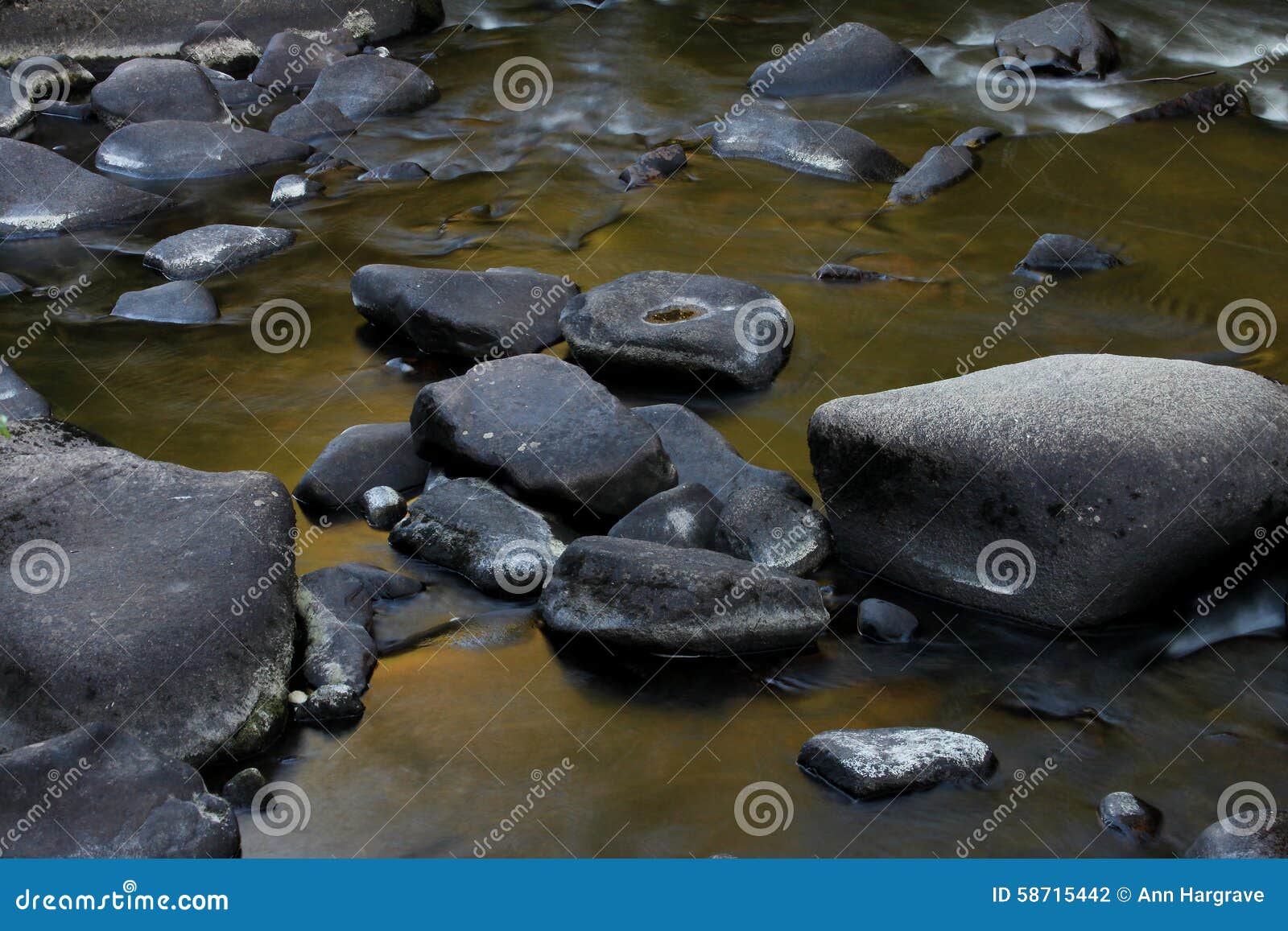Stromend Water Over Rotsen En Keien Stock Foto - Image of beweging ...