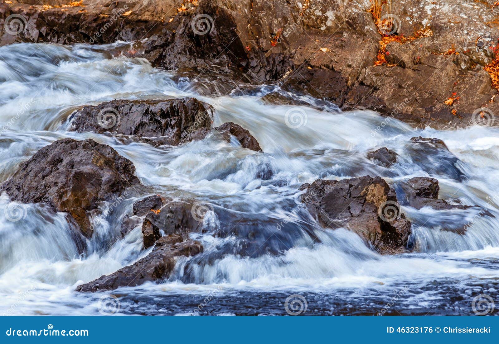 Stromend Water Over Rotsen in Stroom Stock Foto - Image of kreek, meer ...