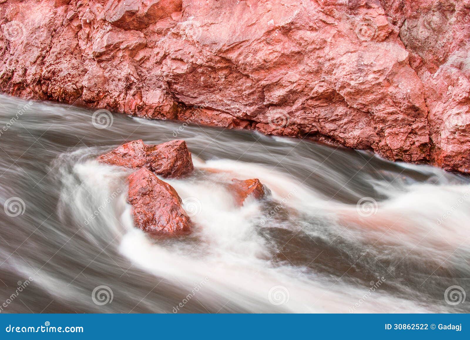 Stromend Water Rond Rode Stenen Stock Foto - Image of park, mooi: 30862522