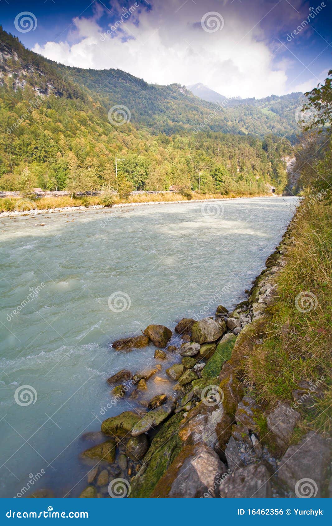 Stromende Rivier Die in Bergvallei Loopt Stock Foto - Image of wolken ...