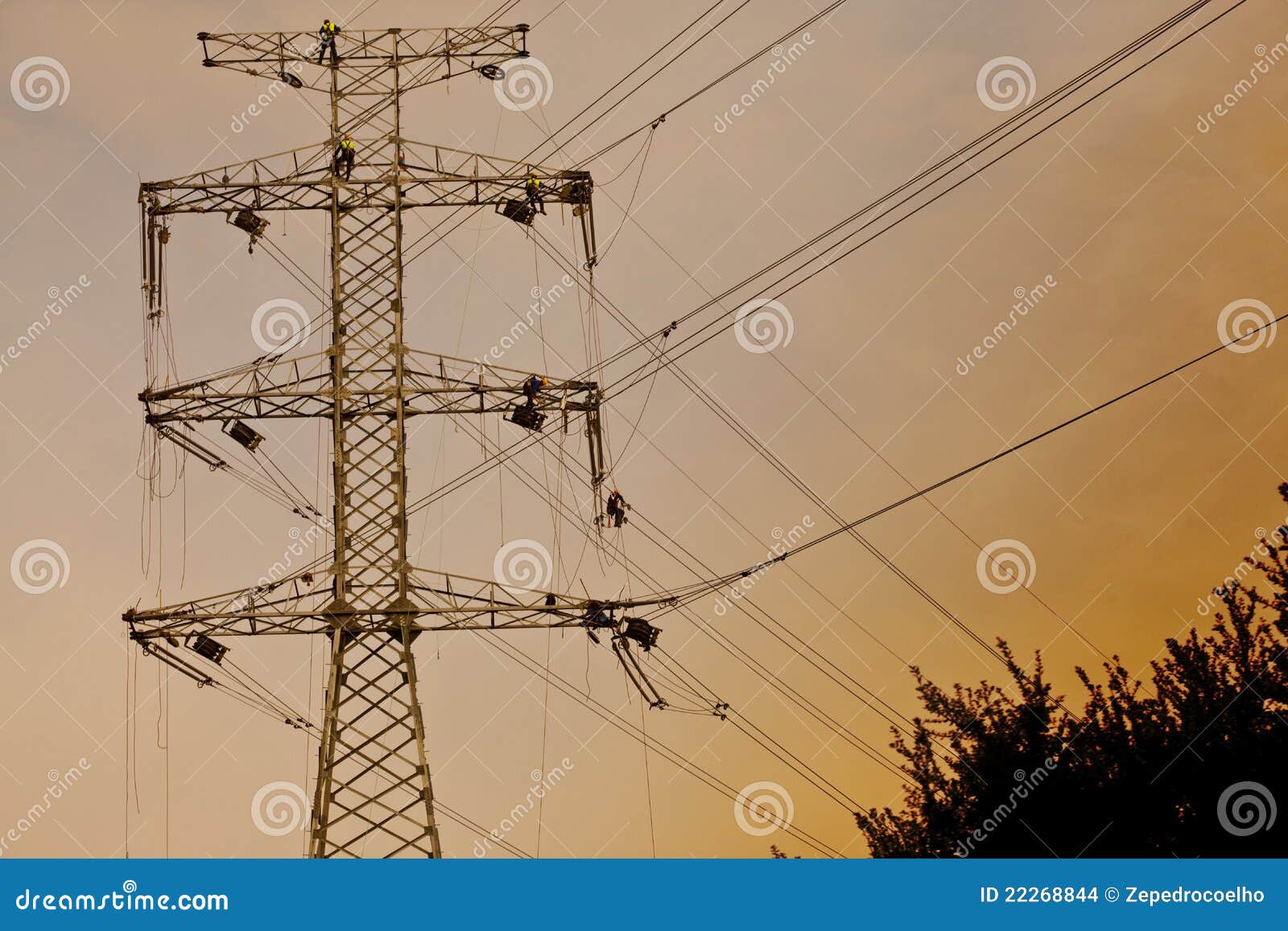 Stromleitung Aufbau stockfoto. Bild von leistung, wartung - 22268844