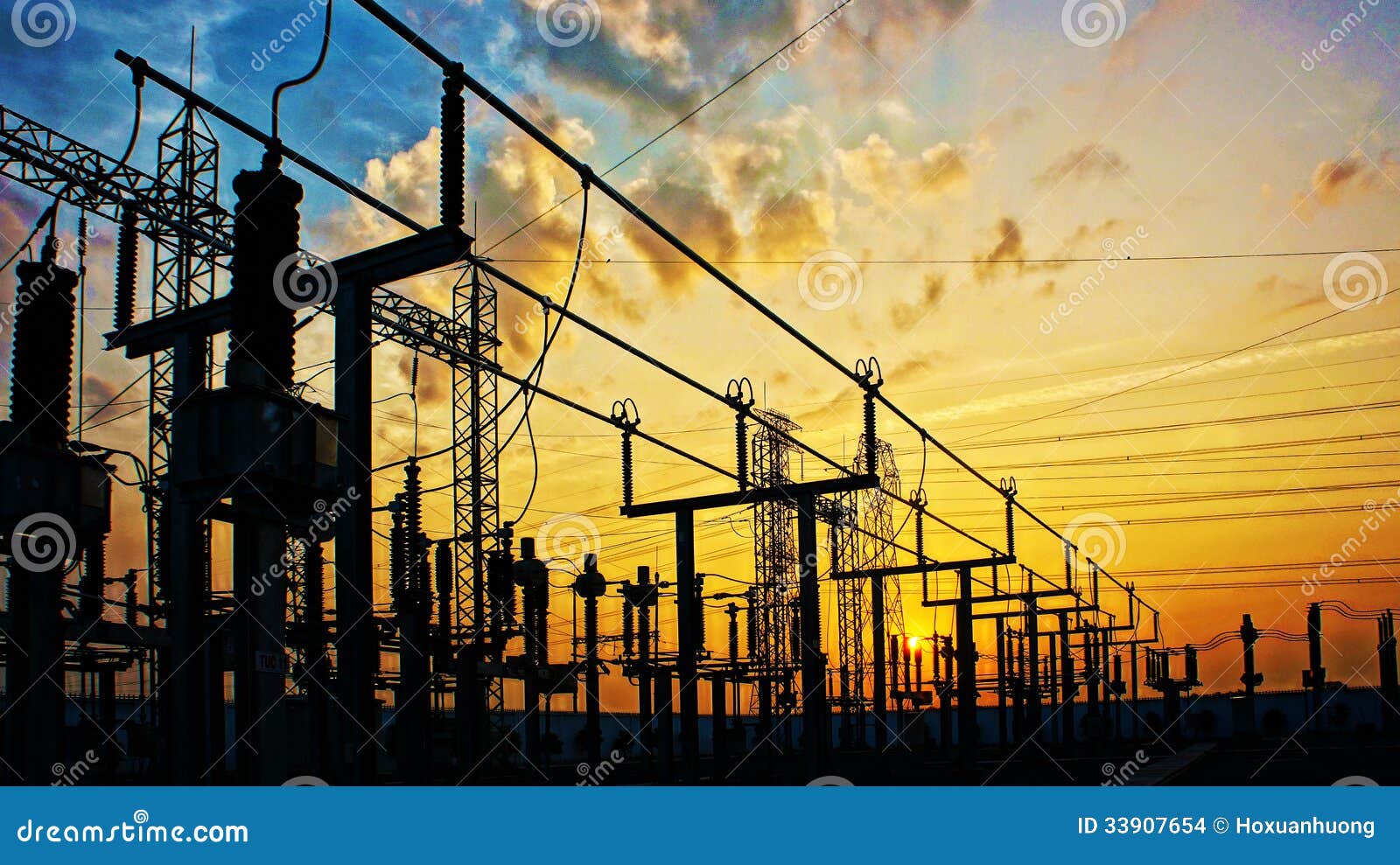 Stromnetz an Der Transformatorstation Im Sonnenaufgang Stockfoto - Bild ...